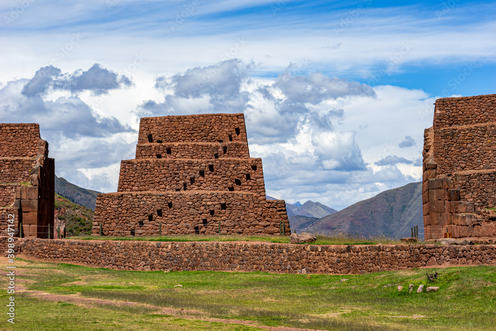 Peru, Pikillaqta, gate of the pre inca civilisation WARI, with view ...