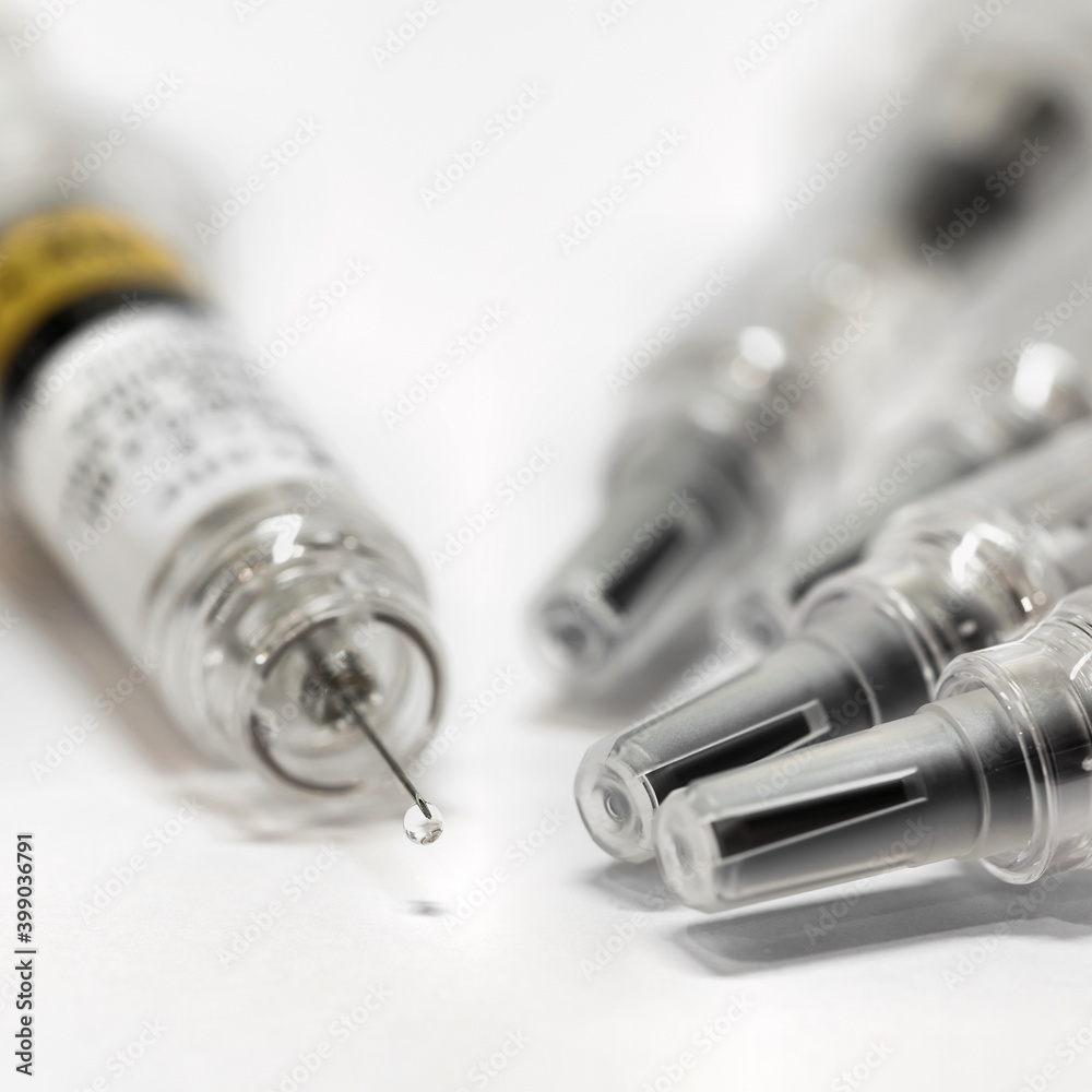 Spritze mit Impfstoff zur Bekämpfung des Coronavirus. An der Spitze der ...