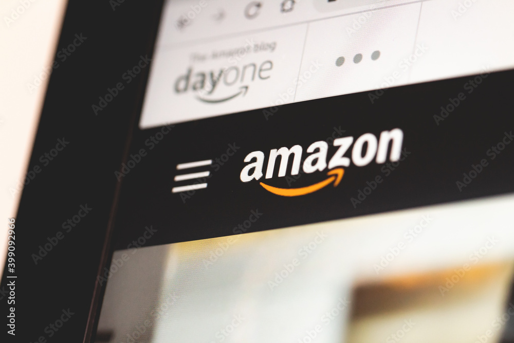 Amazon. Foto da logo da Amazon em seu website na tela de um notebook ...