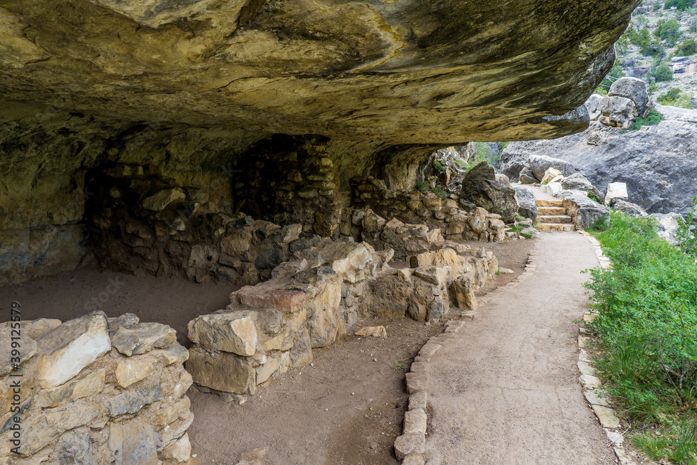 Native Americans troglodytes ruins in Walnut Canyon National Monument ...