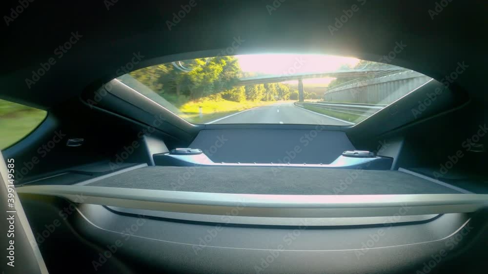 Vídeo do Stock: CLOSE UP, LENS FLARE: Golden autumn evening sunbeams ...