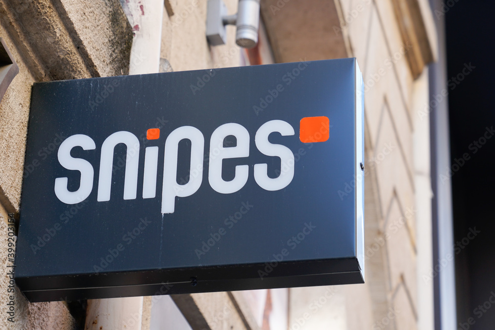 Foto de snipes entrance logo and sign text front of store fashion brand ...