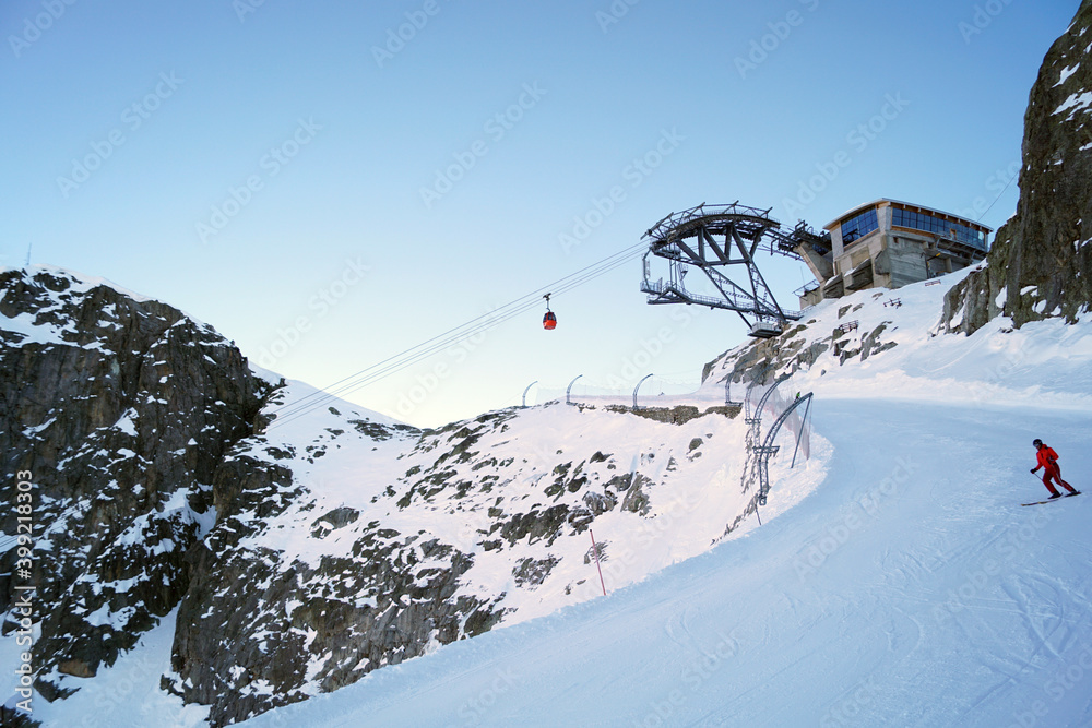 Funivia, arrivo della cabinovia con persona che scia sulla pista del ...