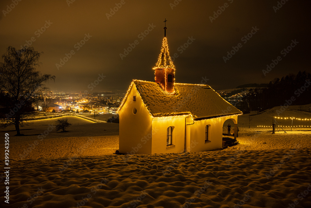 Foto de Nächtlich beleuchtete Kapelle am Lichterweg, Baar, Kanton Zug ...