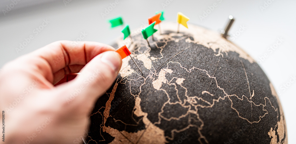 determining the direction of travel - marking with a flag on the globe ...
