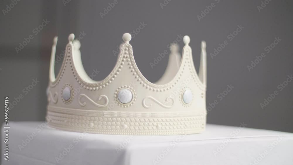 Vídeo do Stock: Beige crown with ornaments and white pearl jewels with ...