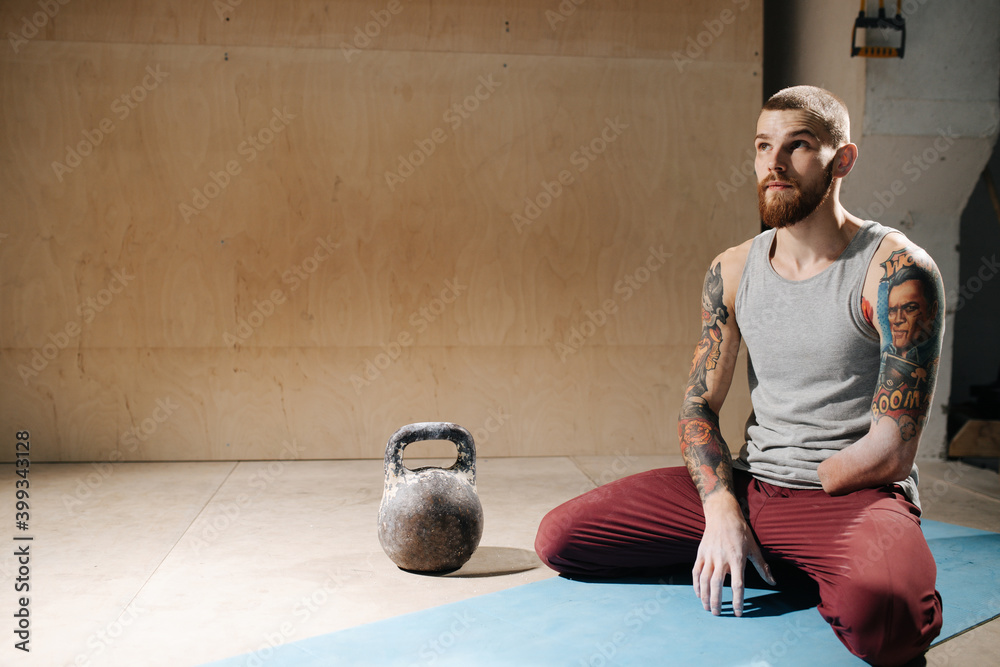 Fotka „Serene disabled armless man training, sitting on his legs on a ...