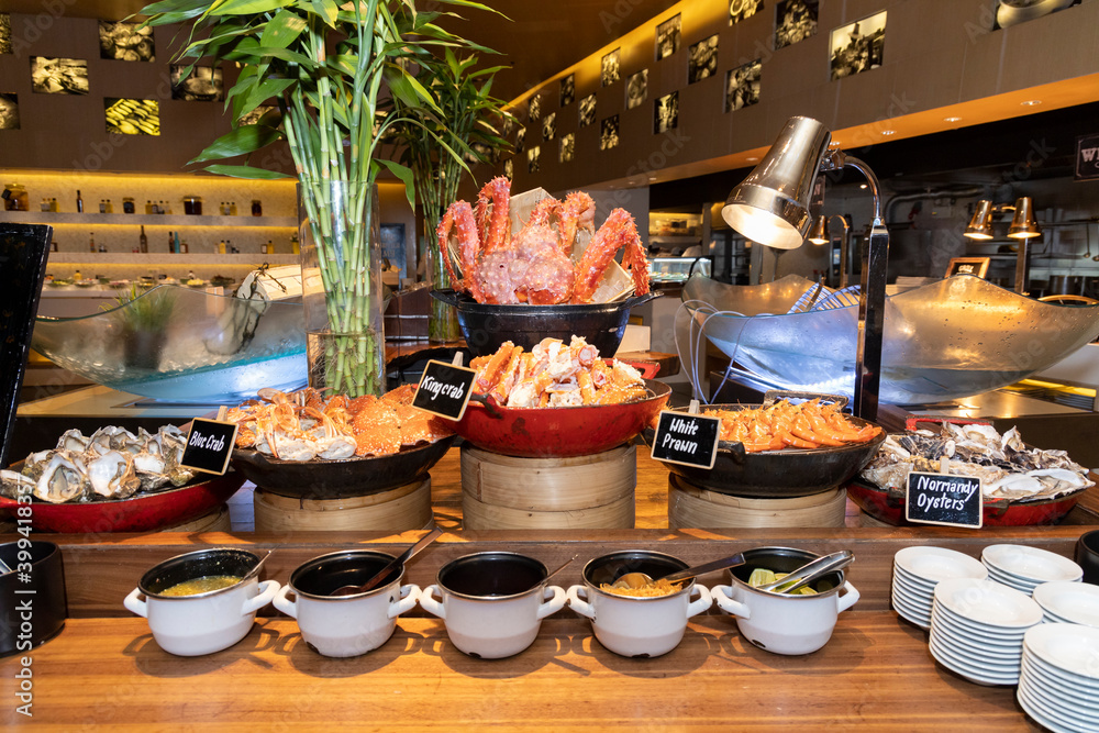 Seafood buffet station with oysters, king crab and prawns Stockfotó ...