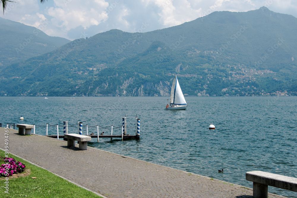 LAGO DI COMO CON PONTILE E BARCA A VELA Stock Photo | Adobe Stock