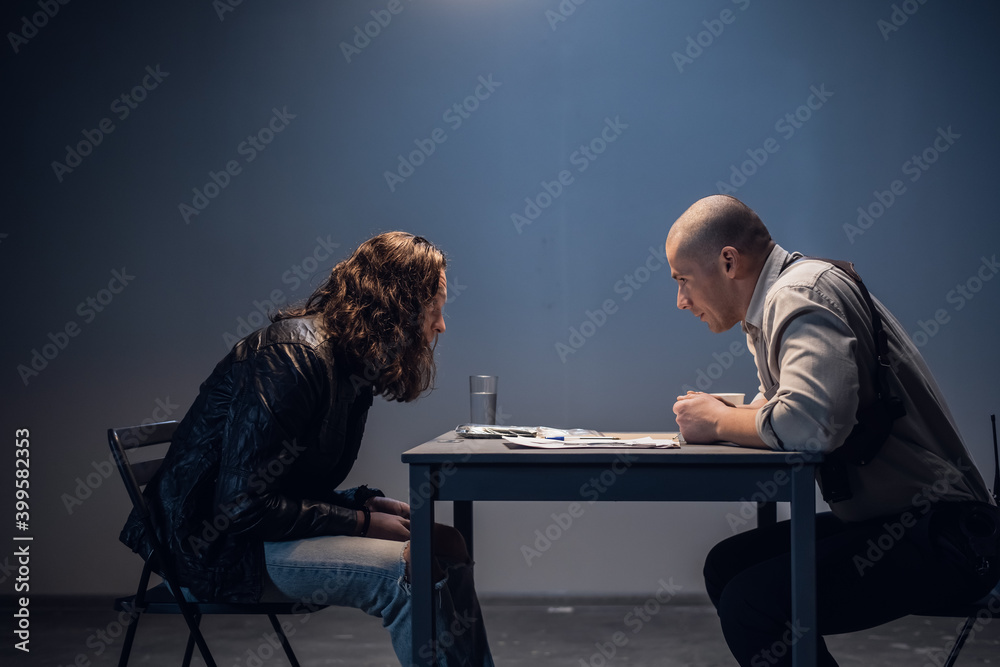 A police detective suspects a white man of committing a crime. Conducts ...