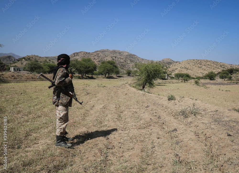 A Yemeni soldier fights in the ranks of the legitimate army against the ...