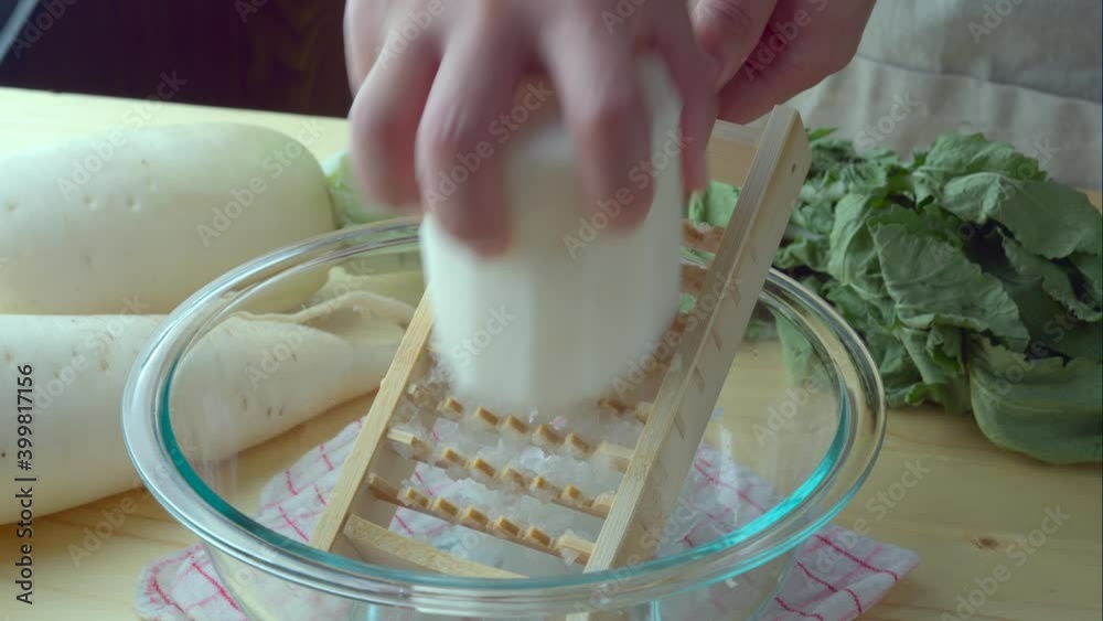 Grating daikon radish with traditional japanese bamboo grater vídeo de ...