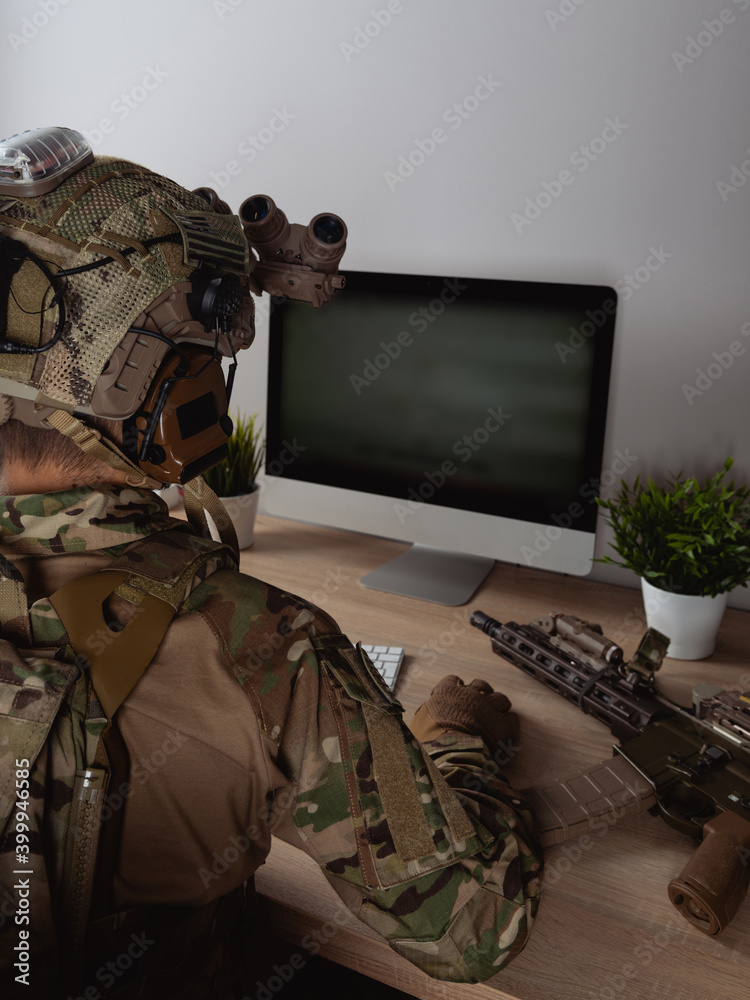 Foto de US Army special forces operator looking at the computer screen ...