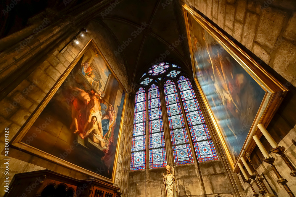 Foto de Paris, France- circa May, 2017: Interior view of Notre-Dame ...