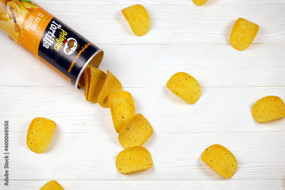 Pringles el nacho cheese flavour. Cardboard tube can with Pringles ...
