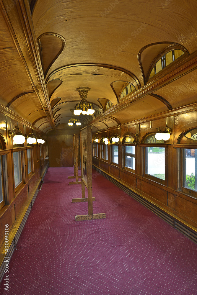 Foto de The Harding Car in Pioneer Park was built in 1905. It is the ...