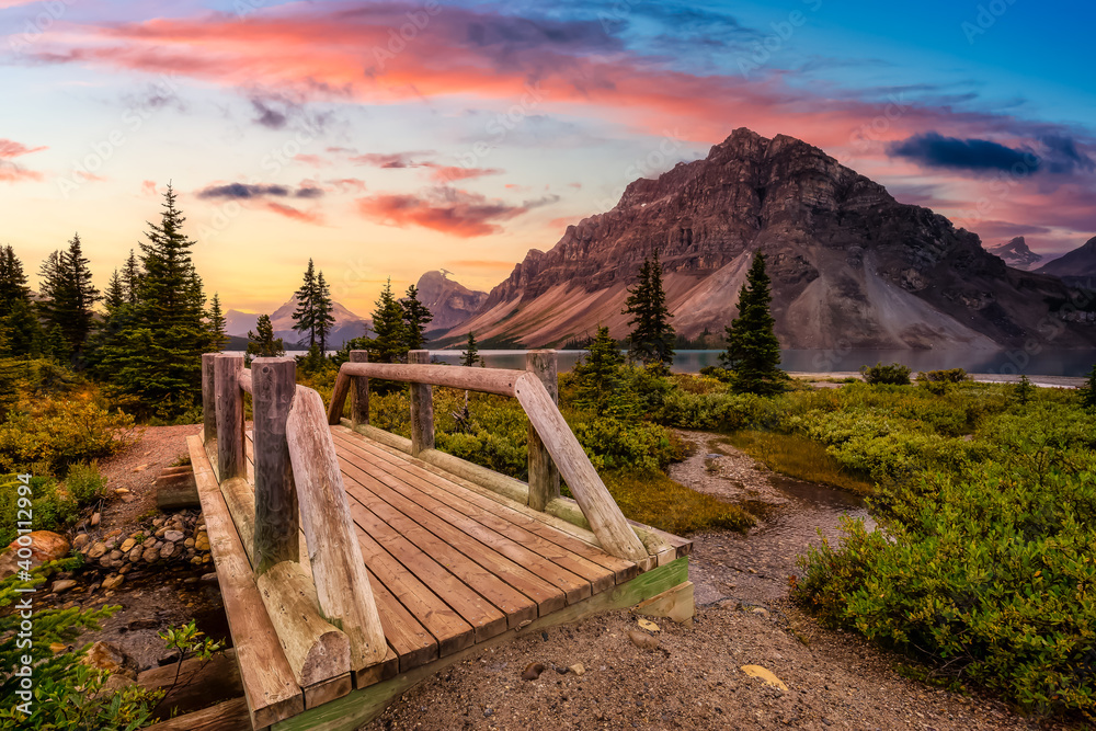 Beautiful Canadian Nature landscape view of Bow Lake in Banff National ...