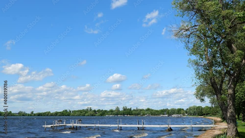 Vídeo do Stock: Boat dock with empty benches on Lake Irving, the first ...