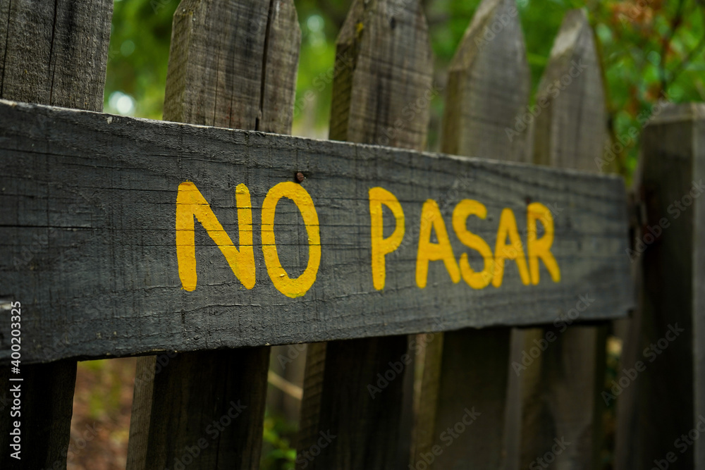 Letrero de "NO PASAR" en madera sobre bosque Stock Photo | Adobe Stock