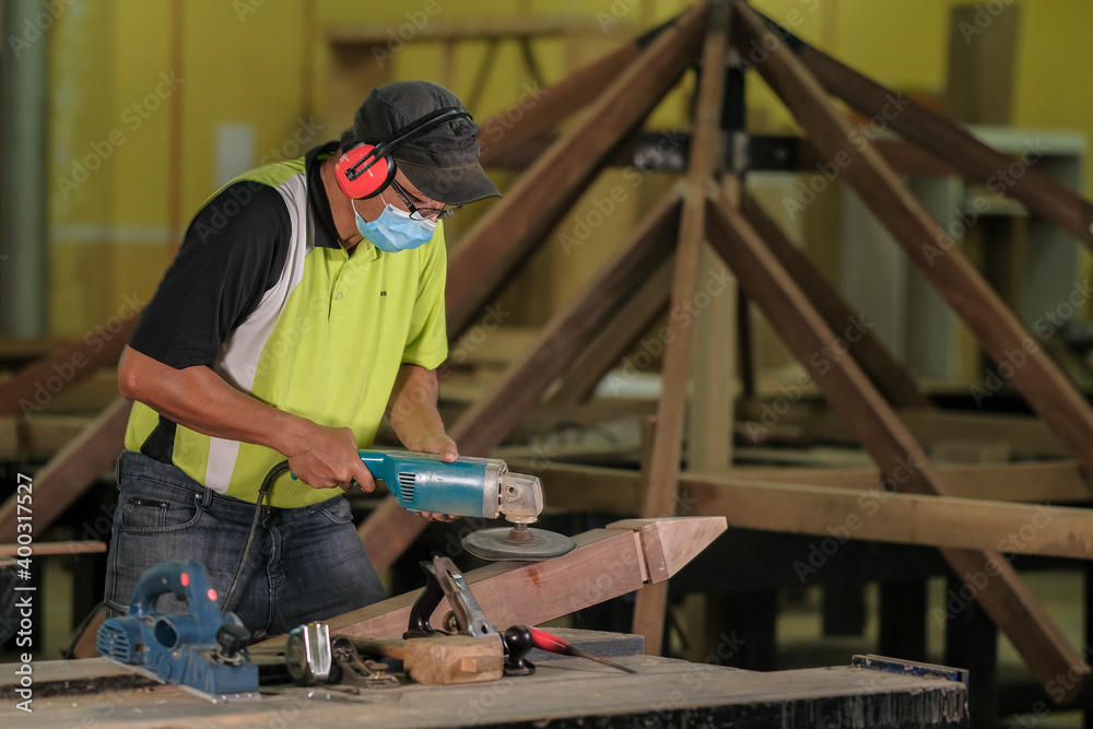 Foto de Carpenter making Tunjuk Langit or one of the roof structures ...