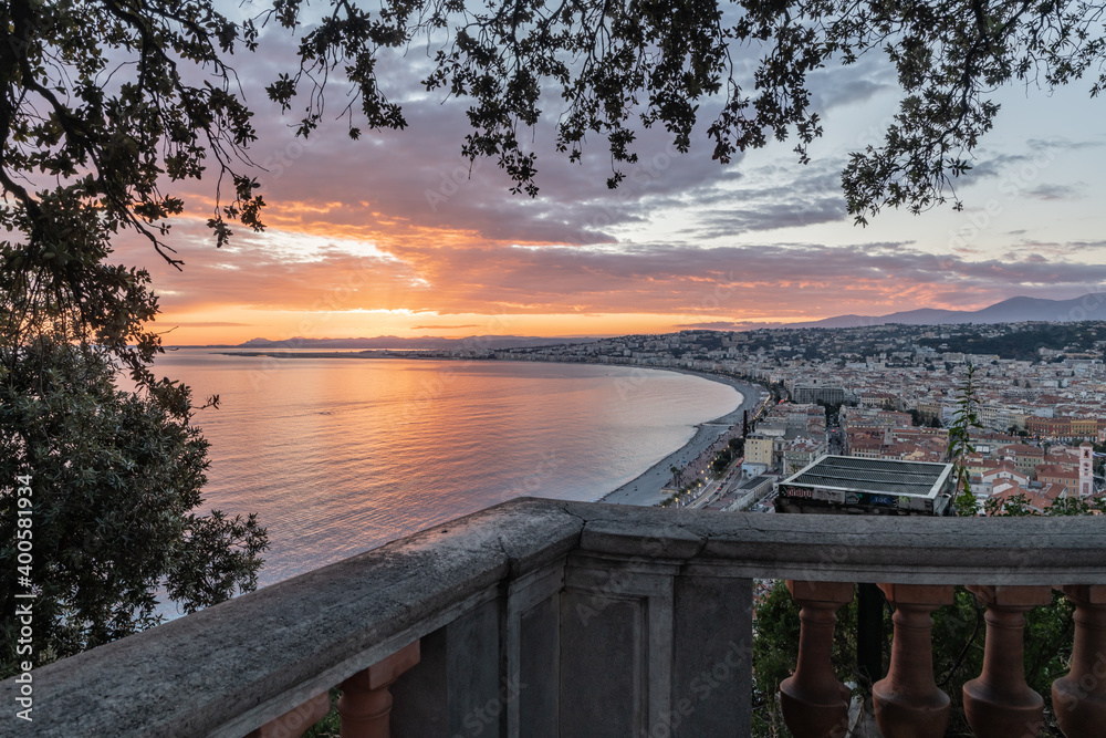 Coucher de soleil sur Nice et la baie des anges sur la Côte d'azur ...