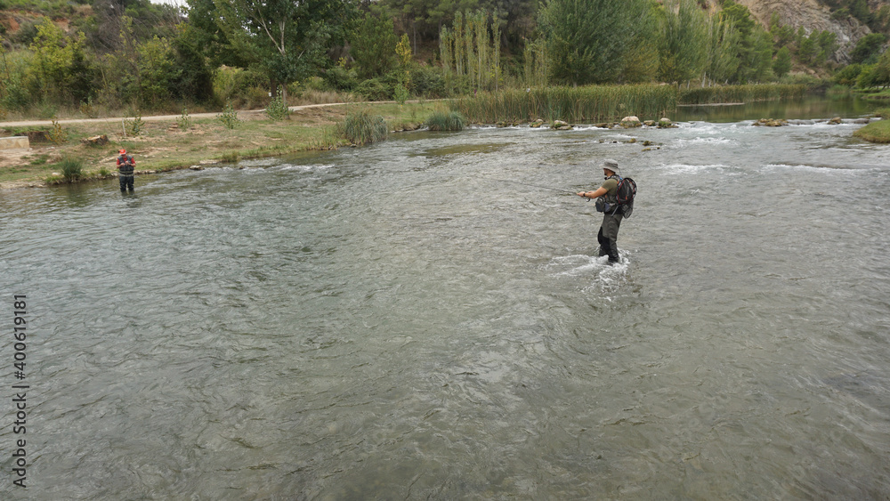 Foto de Personas pescando en el rio con caña do Stock | Adobe Stock