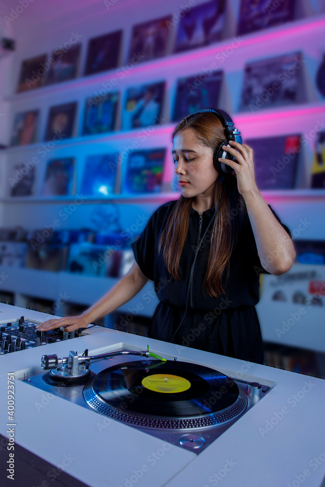 Chica dj mexicana mesclando música en una tienda de discos con un ...