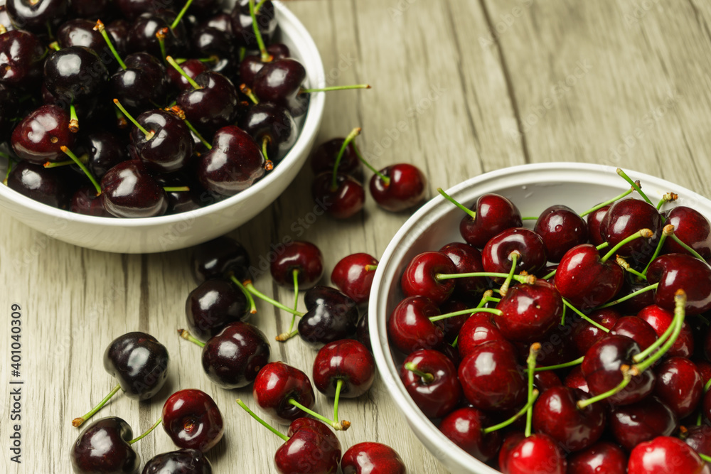 dos tipos de cerezas chilenas en pocillos Stock Photo | Adobe Stock