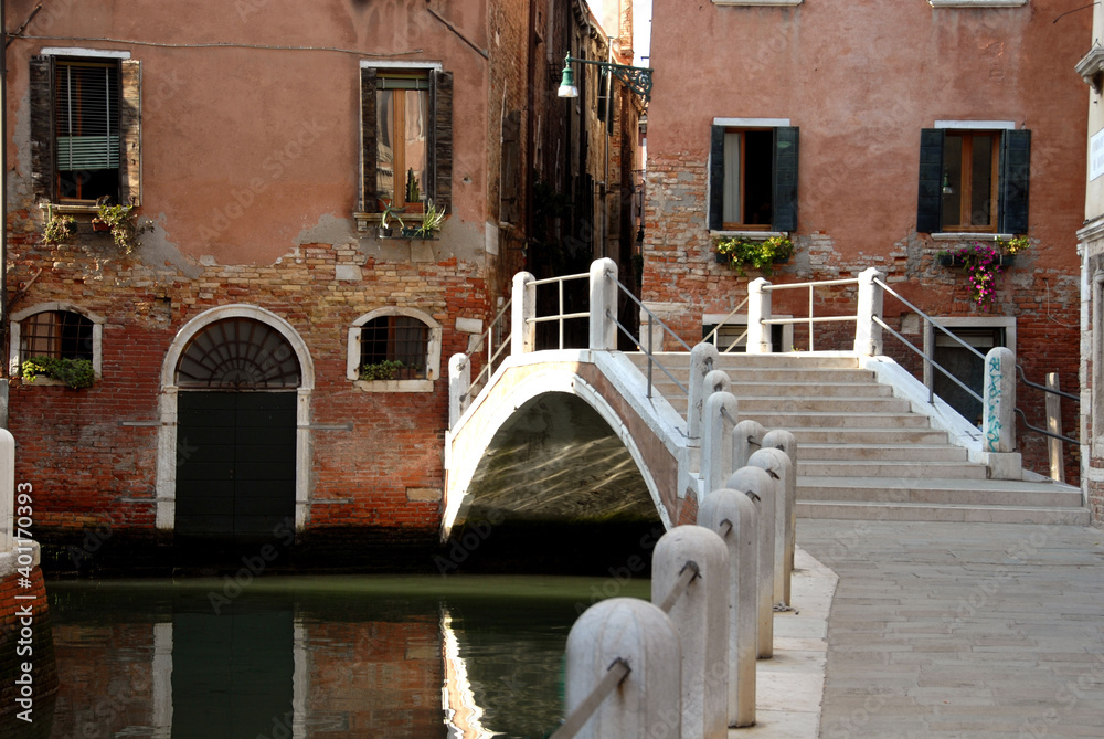 Foto de The canals of Venice are animated by gondolas, boats, ferries ...