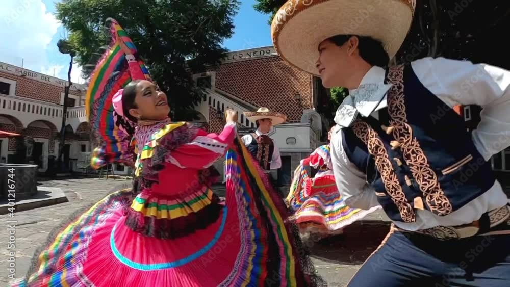 Mexican folk dance, Mexican dancers, Downtown Puebla, Jarabe Tapatio ...
