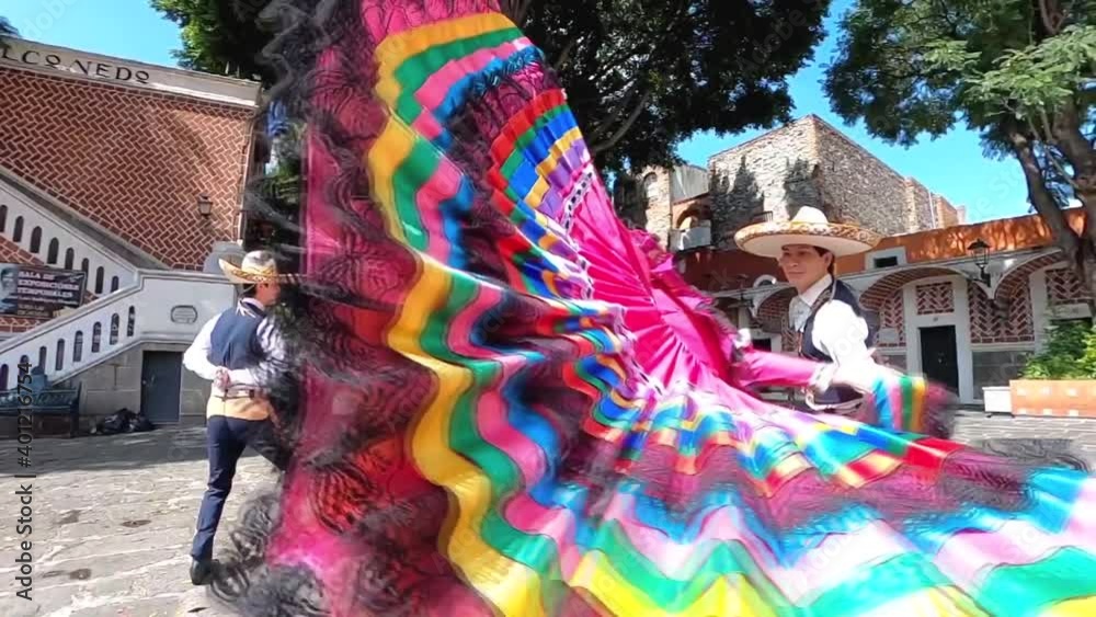 Mexican folk dance, Mexican dancers, Downtown Puebla, Jarabe Tapatio ...