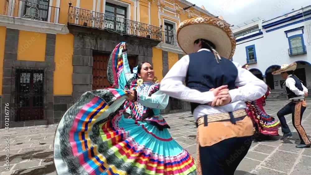 Mexican folk dance, Mexican dancers, Downtown Puebla, Jarabe Tapatio ...