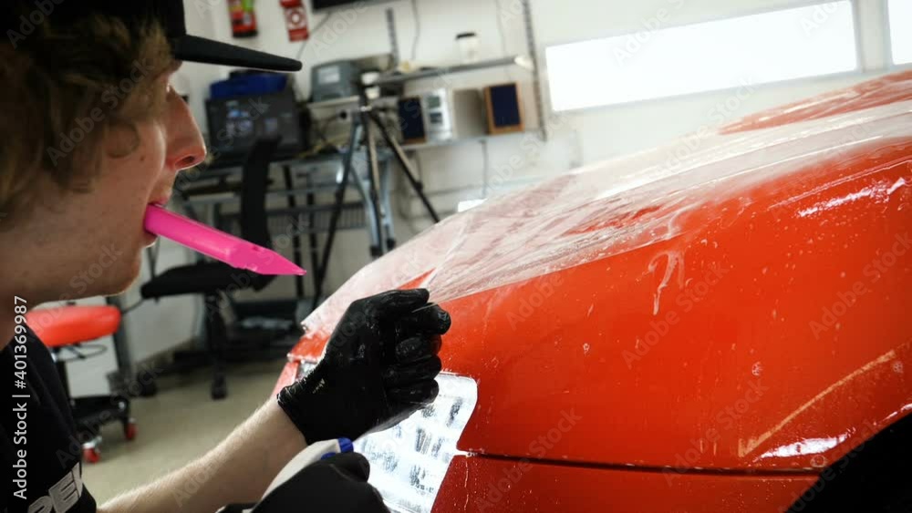 Video „Close up to PPF installation process on a front rear headlight ...