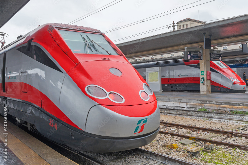 Foto de Frecciarossa Locomotive at Train Station in Venice Italy do ...