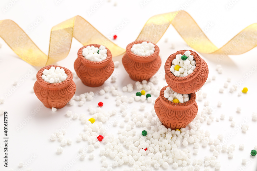 Foto de Indian festival makar sankranti concept : Tilgul in small bowl ...