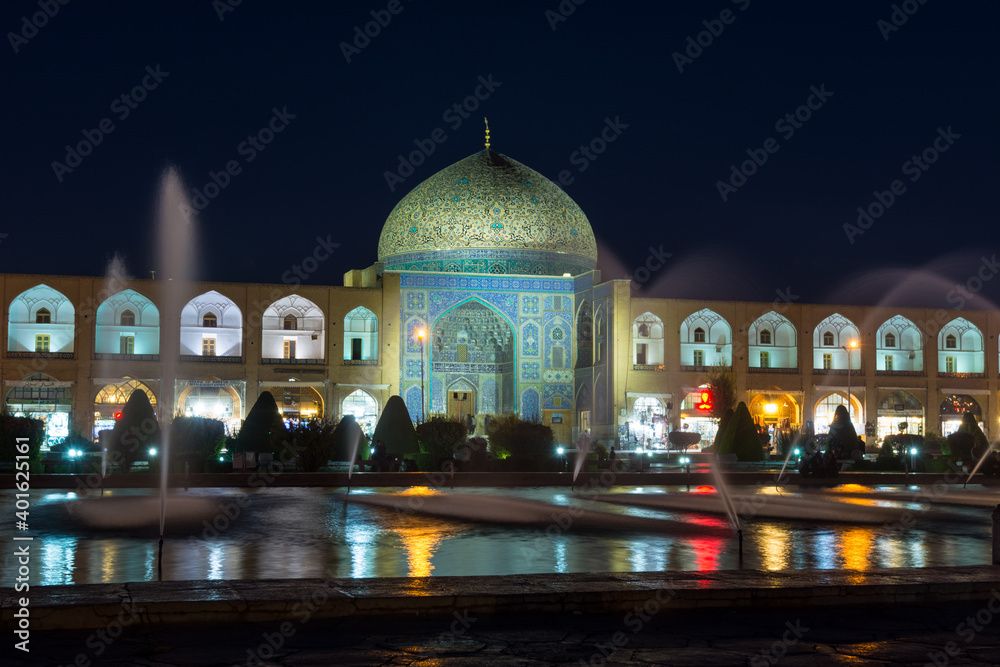 Night view of Sheikh Lotf Allah Mosque with fountain, situated on the ...