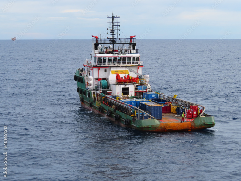 Fotografia do Stock: Supply boat transfer cargo to oil and gas industry ...