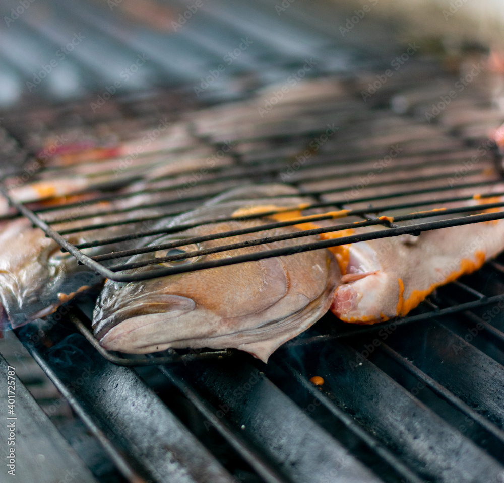 pescado fresco y acomodado en reja para asar o zarandear a la parrilla ...