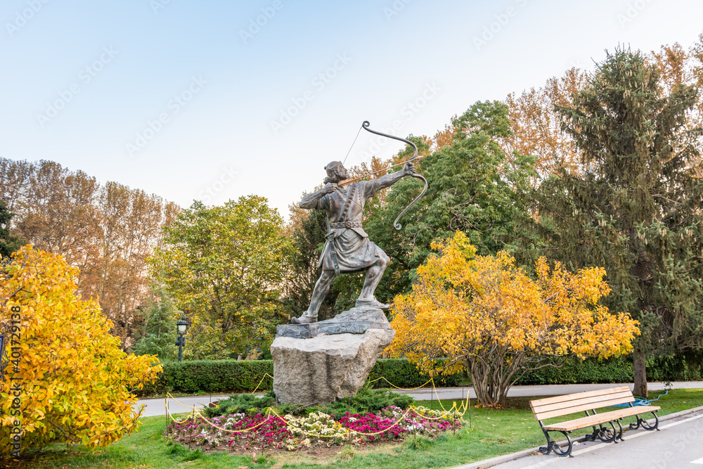 Foto de Statue of Arash the Archer ,a heroic archer-figure of Iranian ...