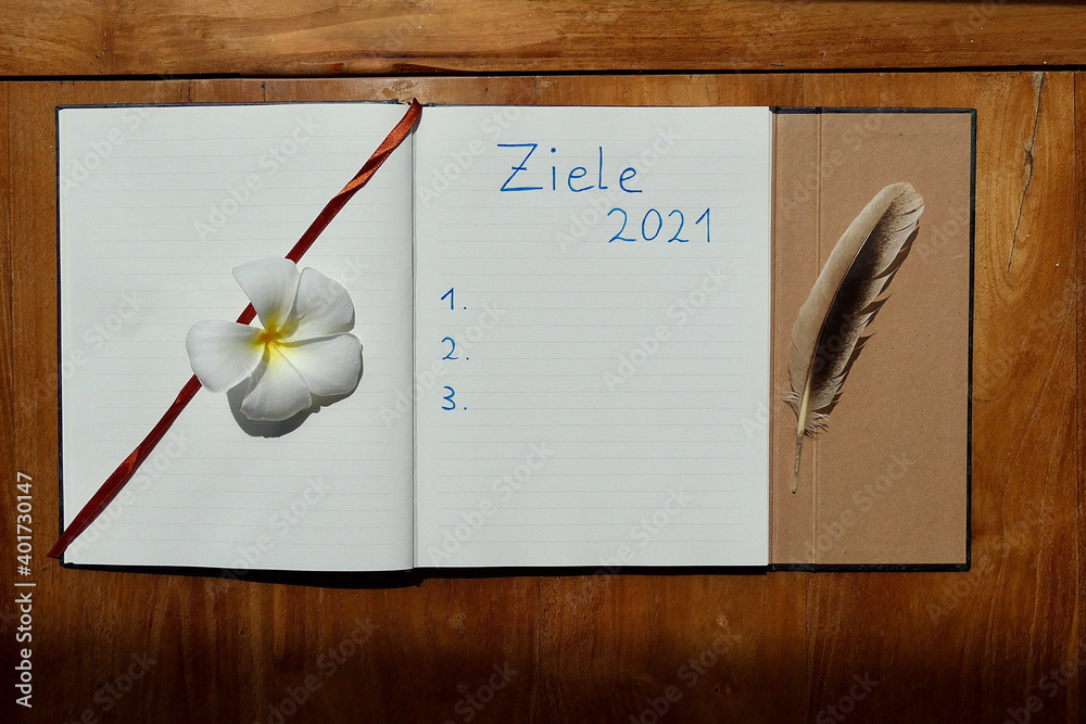 Die Festlegung von Zielen für das Jahr 2021 auf einem linierten Papier ... Die Festlegung von Zielen für das Jahr 2021 auf einem linierten Papier ...