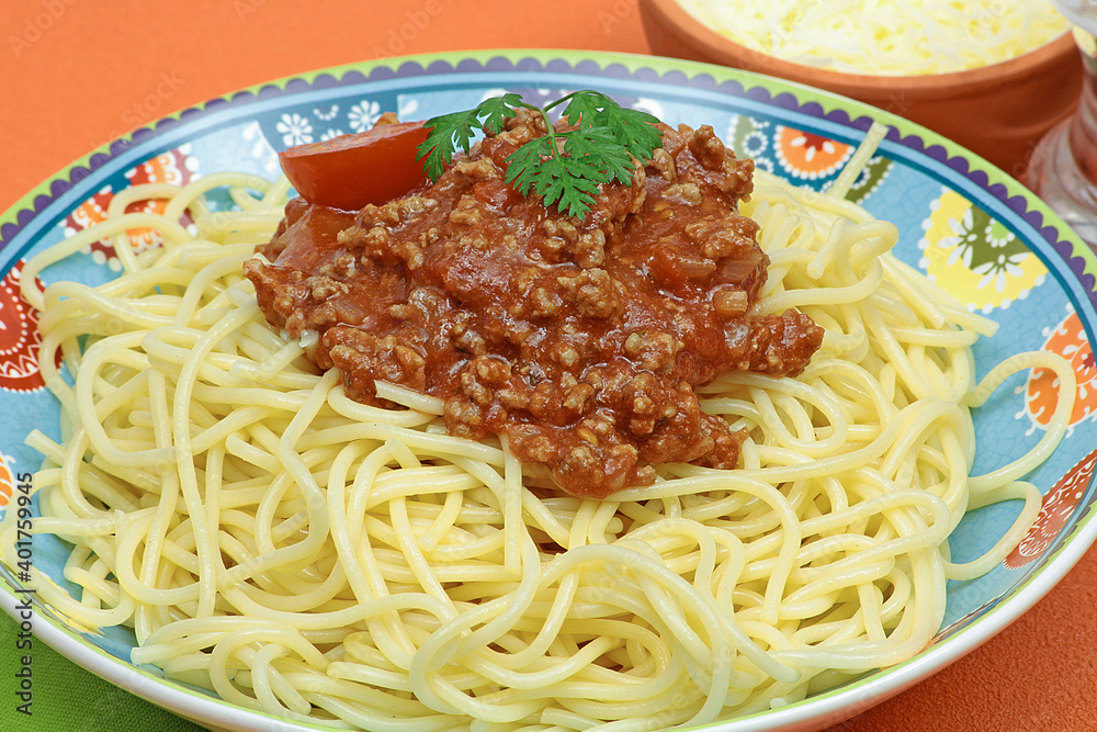 assiette de spaghetti à la sauce bolognaise foto de Stock | Adobe Stock