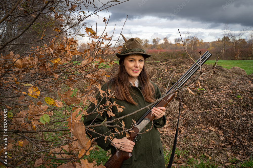 Jagd und Wildhege, junge Jägerin mit Flinte auf dem Reviergang ...