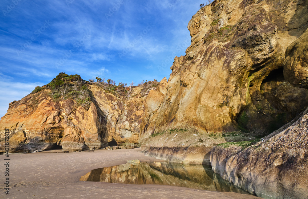 Foto de Cliffs and caves at Hug Point, Arch Cape, Oregon. The old road ...