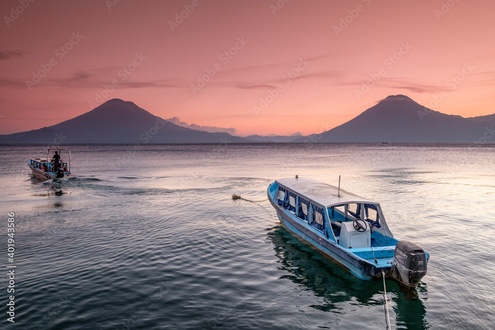 volcanes de Atitlán 3537 m. y San Pedro 3020 m. lago de Atitlán ...
