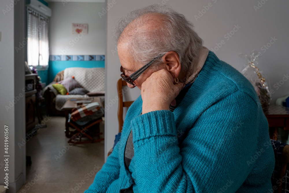 grand mère seule chez elle Stock Photo | Adobe Stock