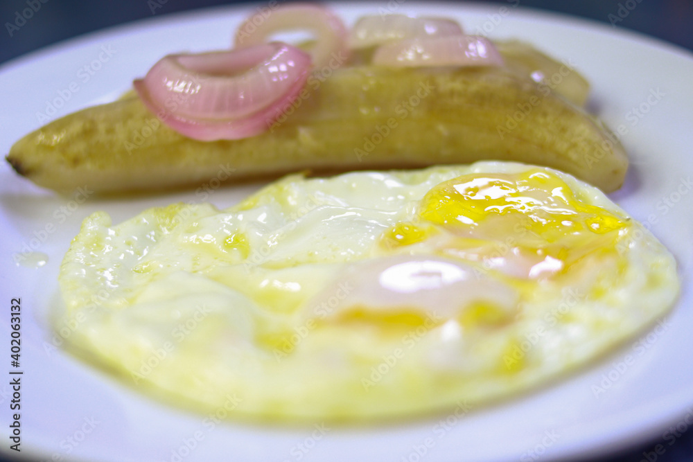 comida tipica dominicana, guineitos con huevo frito, acompañado con ...