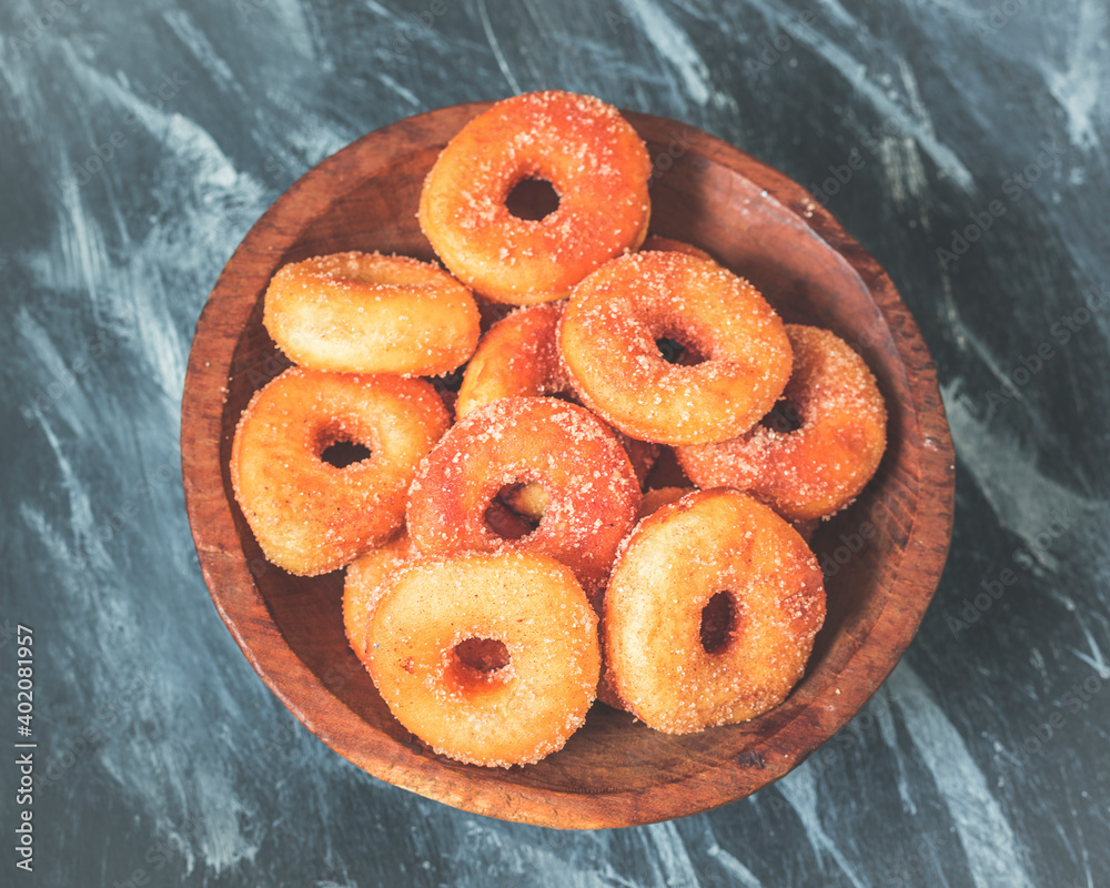 sesión de pequeñas donas de azúcar y chocolate hechas de manera ...