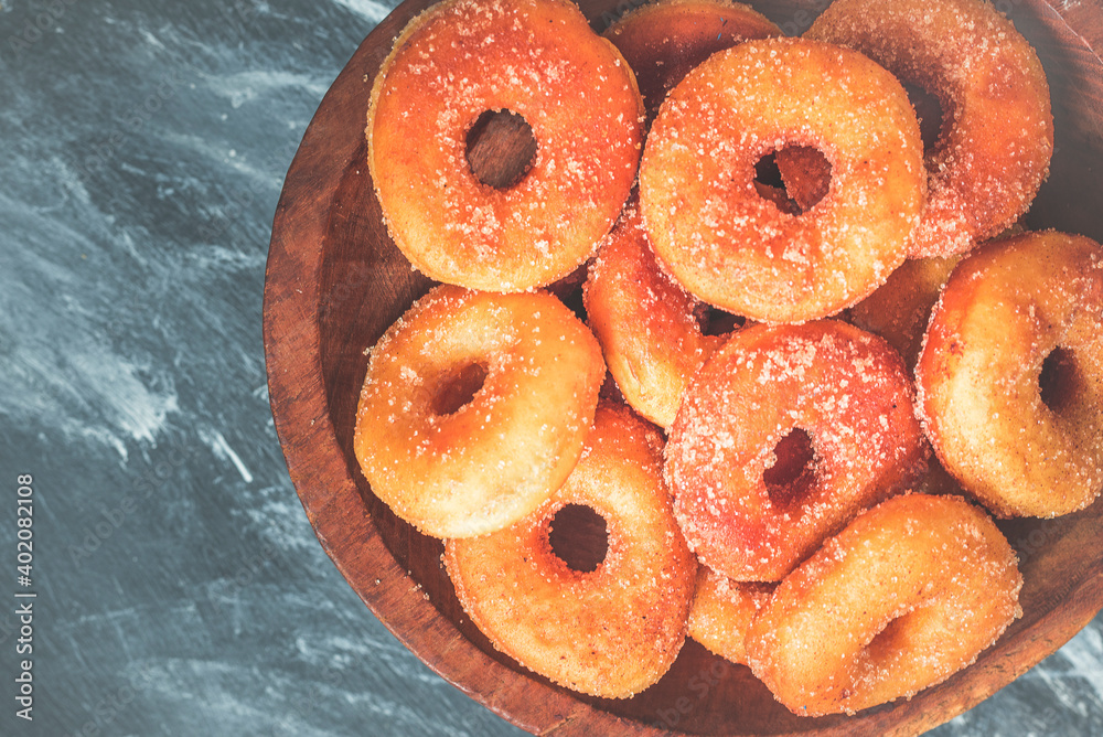 sesión de pequeñas donas de azúcar y chocolate hechas de manera ...