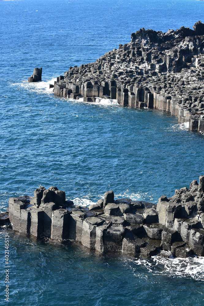 Foto de Columnar Joints at Jungmun Daepo Coast in Jeju, South Korea ...