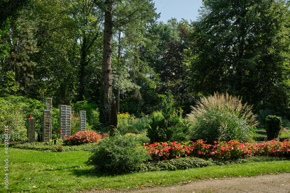 Ein Park als Erinnerungsstätte: "Memoriam-Garten" auf dem Friedhof ...